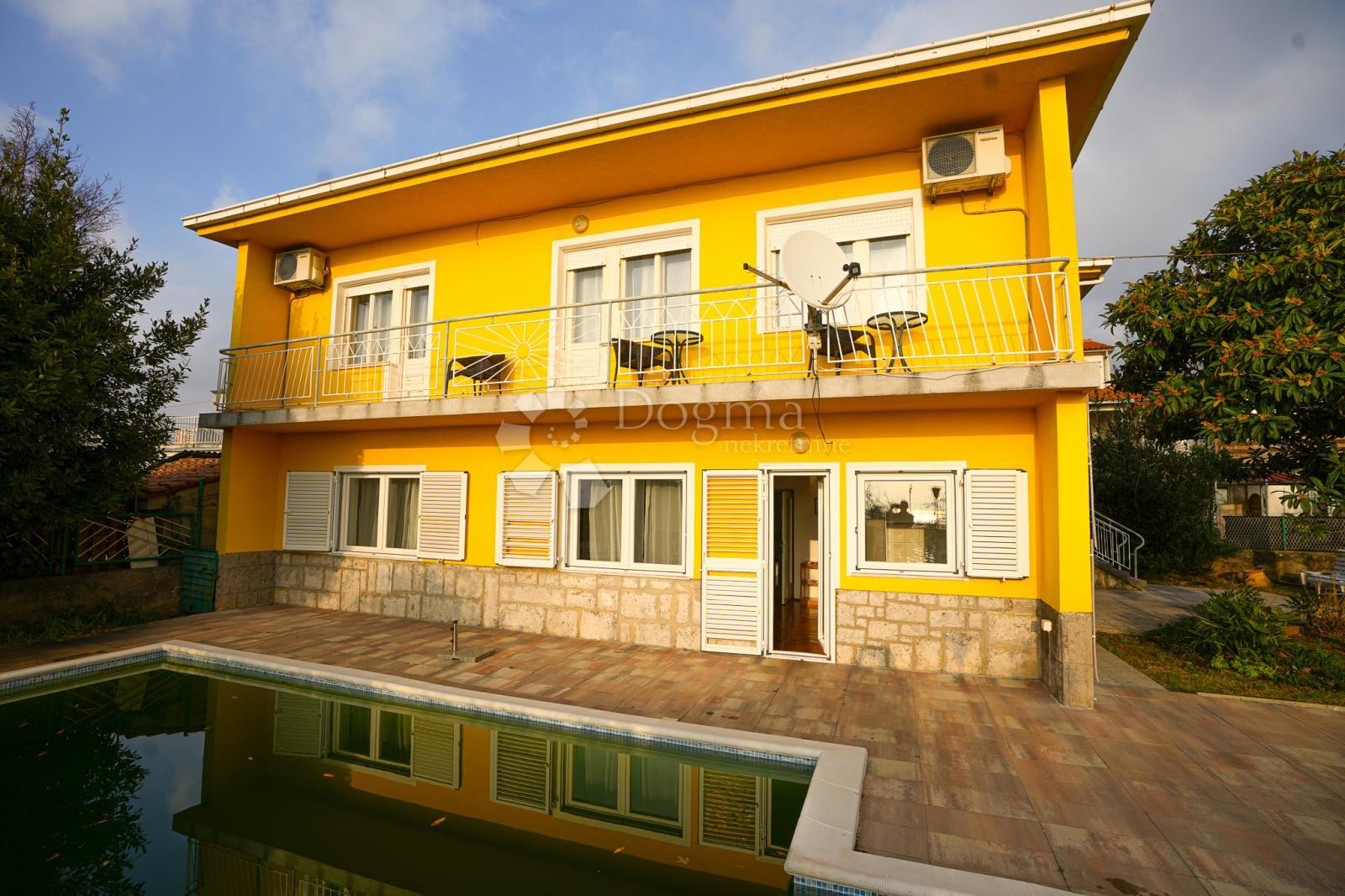 KOSTRENA OBITELJSKA KUĆA SA BAZENOM NAJAM (iznajmljivanje)