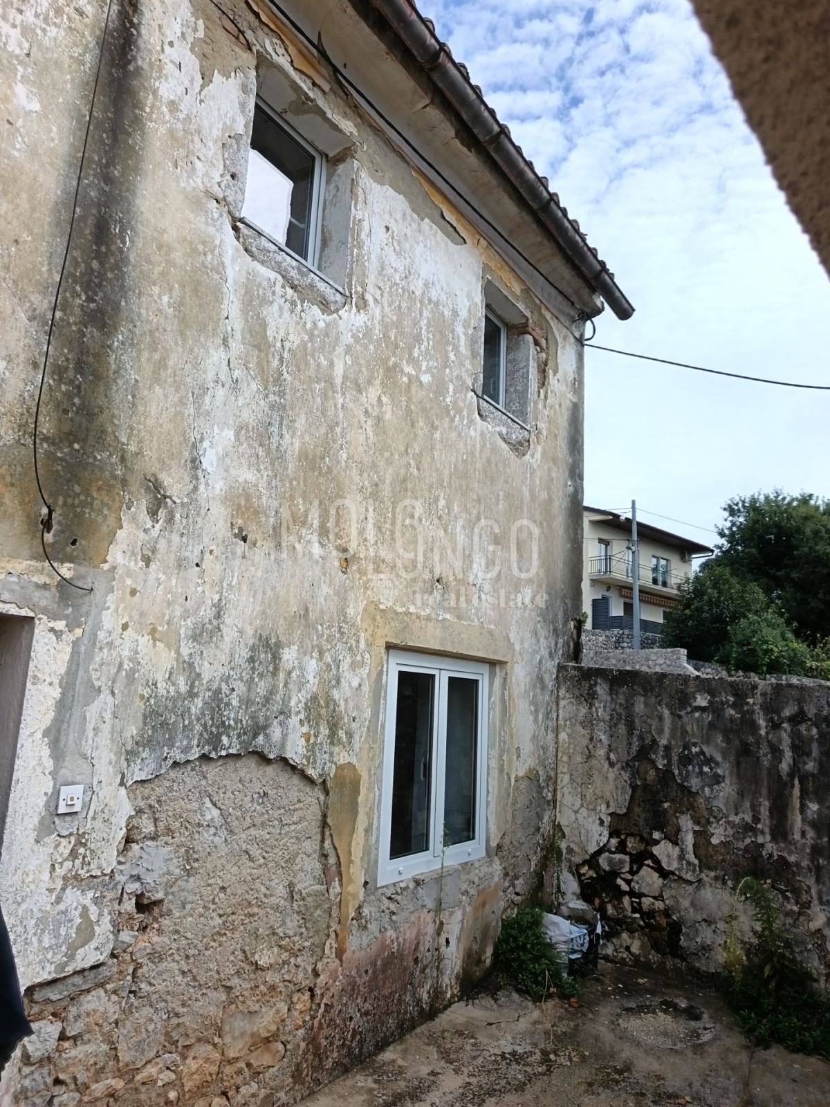 KOSTRENA, primorska kuća u nizu, 500 m od mora (prodaja)