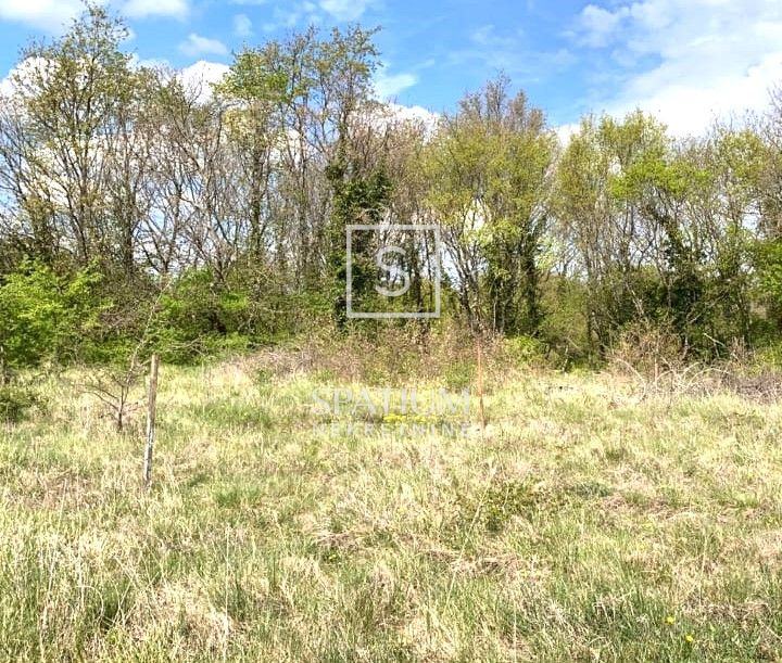 KRINGA, ISTRA GRAĐEVINSKO ZEMLJIŠTE IDEALNO ZA GRADNJU KUĆE ZA ODMOR