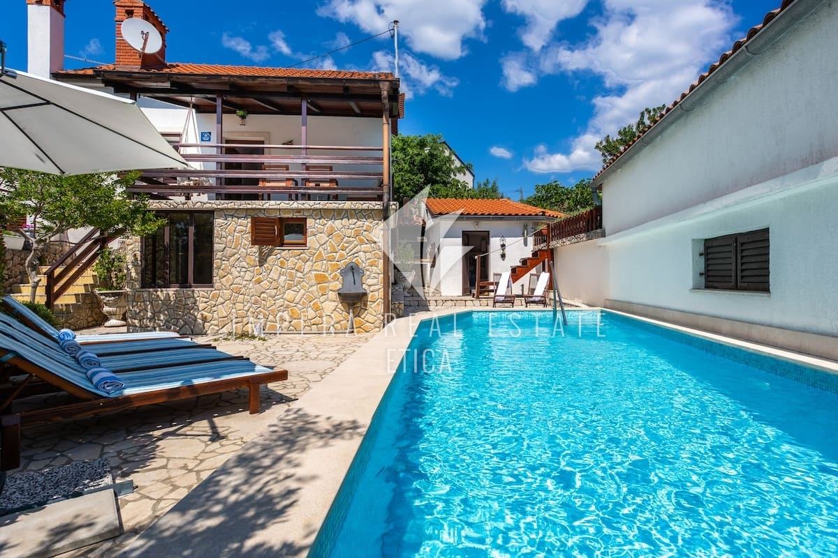KRK,RISIKA-primorska autohtona kuća s gostinjskom ,bazenom i jacuzziem ...
