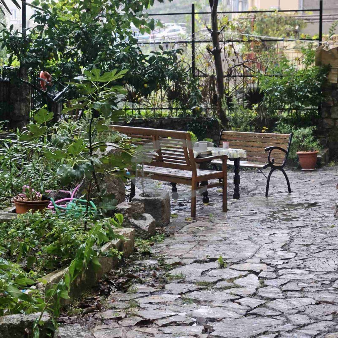 KRNJEVO, 3SKL STAN U STAROJ VILLI SA TERASOM, 82 M2! (prodaja)