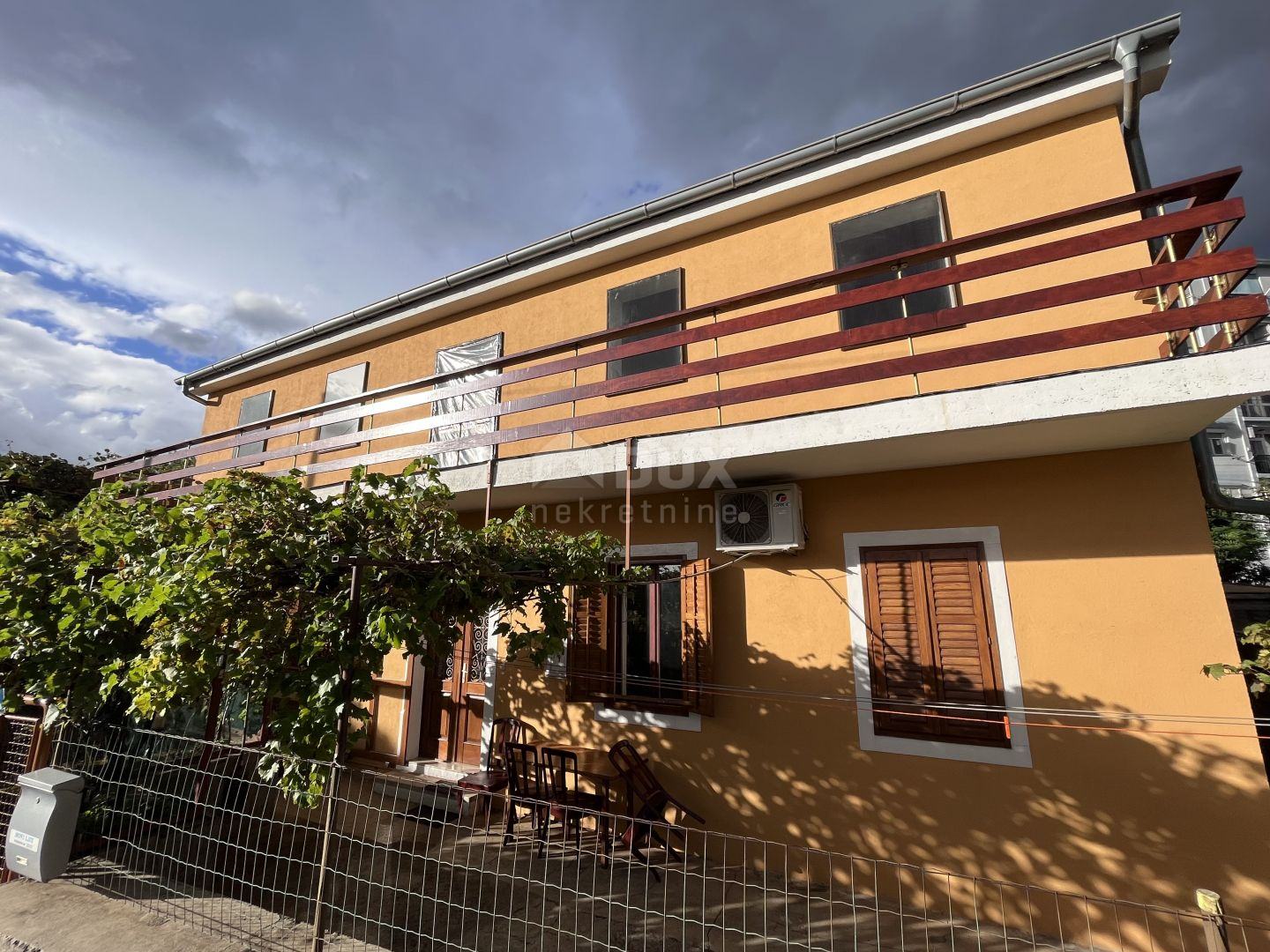 KRNJEVO - Samostojeća kuća, pogled more, parking mjesto, vrt (prodaja)