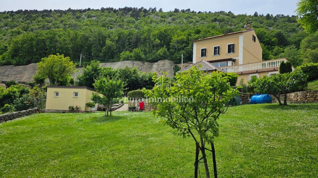 Kuća s 4000 m2 zemljišta (prodaja)