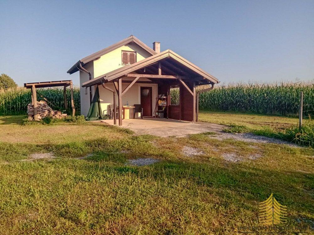 Kuća: Bunjani, 40.00 m2 na parceli 34100 m2, hangar površine 86 m2 ...