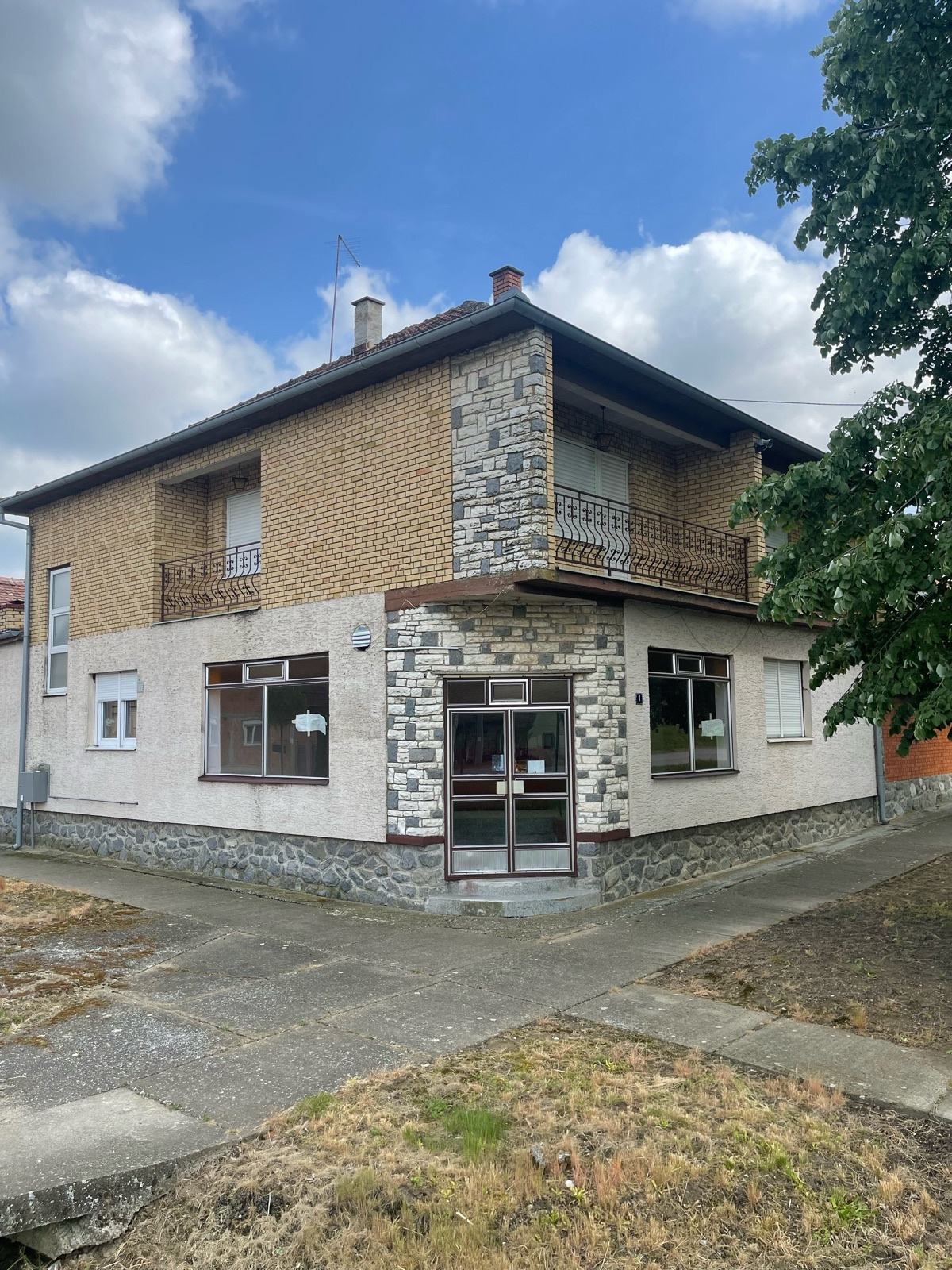 Kuca u centru Marinaca 300m2 + lokal i puno pomoćnih objekata (prodaja)