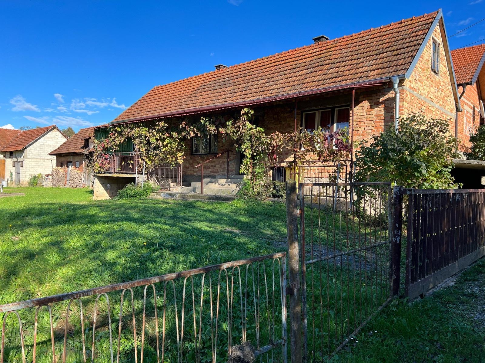 Kuća, dvorište, voćnjak i gospodarski objekti (prodaja)