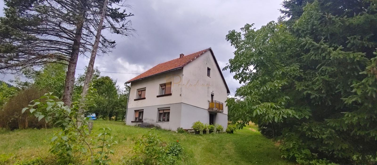 Prostrana Kuća s Gospodarskom Zgradom na Privlačnoj Lokaciji u Jablanu ...