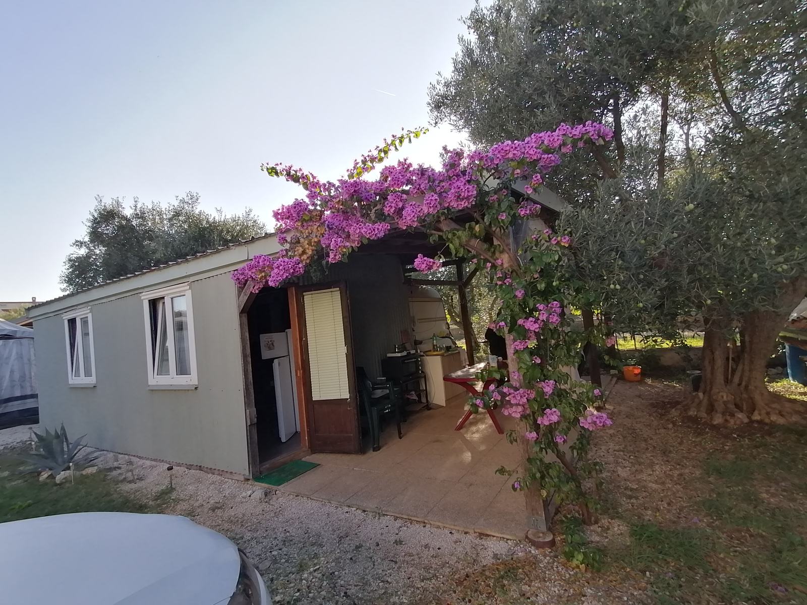 kuća u kampu sa kamp prikolicom
