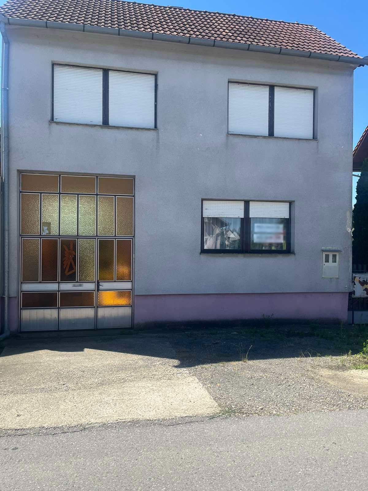 Kuća sa malim jezerom, Laslovo, 165.00 m2 (prodaja)