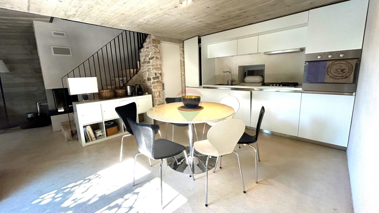 Momjan, Istra-kuća s bazenom (prodaja)