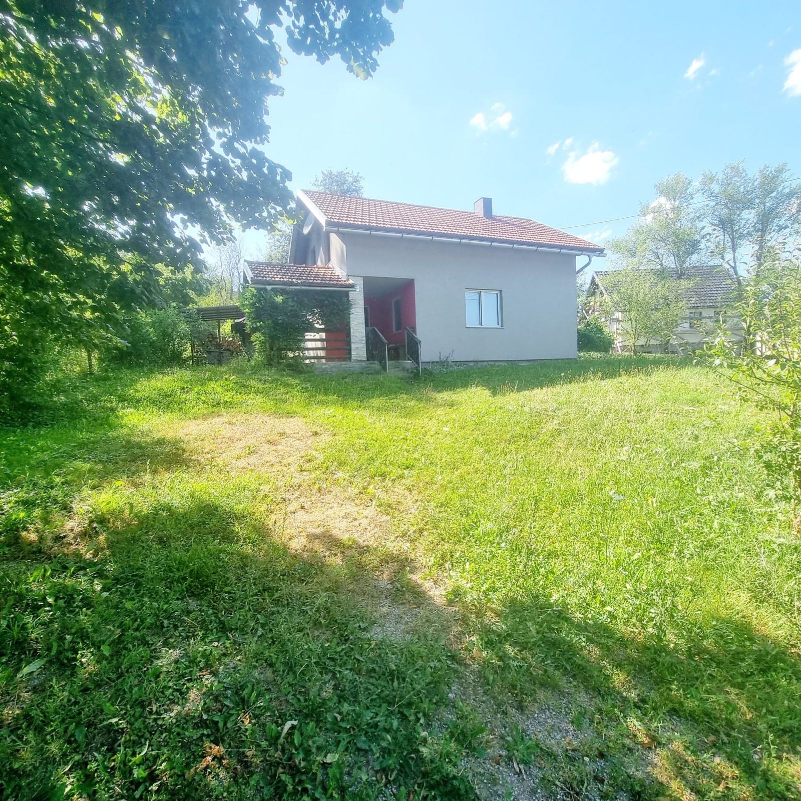 Kuća s okućnicom na vrhunskoj lokaciji s pogledom na jezero sabljak