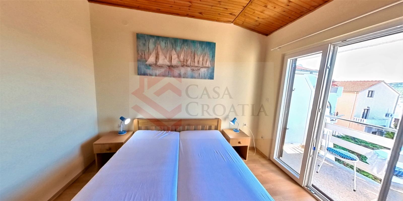 Kuća: Pirovac, 200.00 m2 (dio kuće, 4 apartmana + kamp) (prodaja)