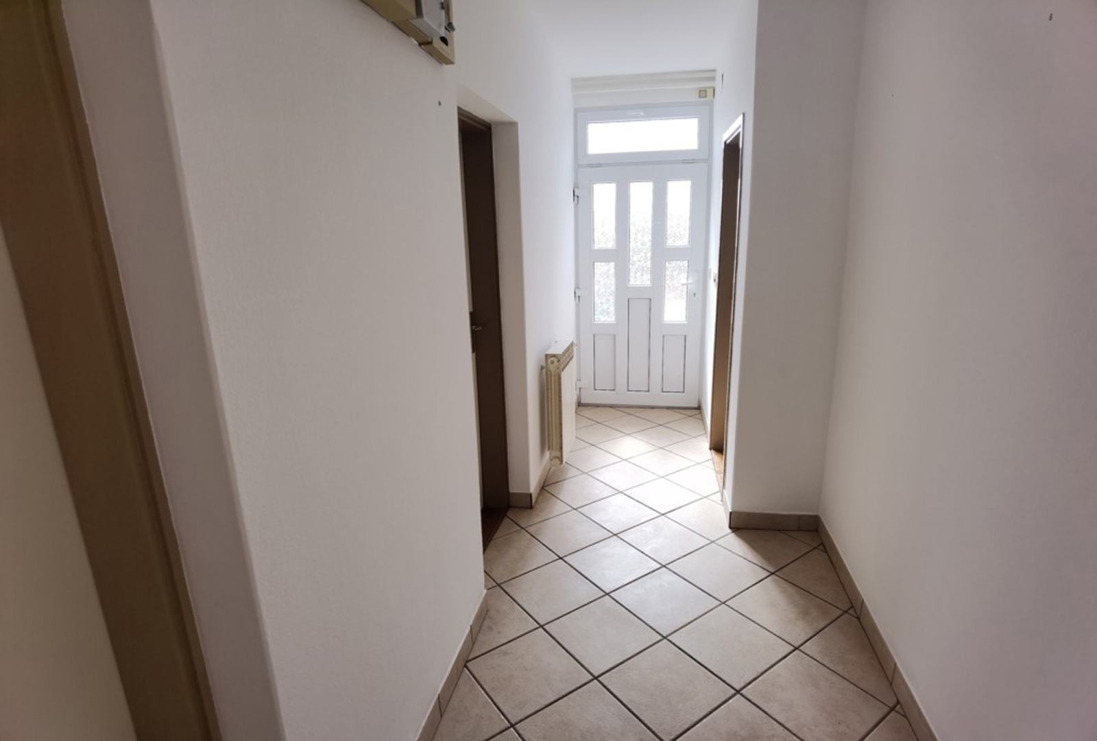 Kuća prizemnica na velikoj okućnici - Tenja (prodaja)