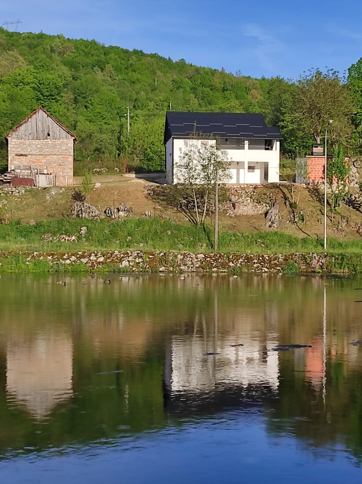 Kuća na izvoru rijeke Gacke