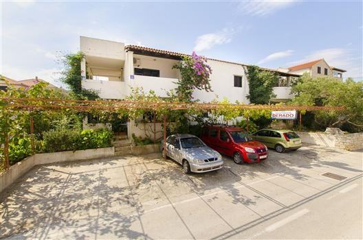Kuća-Supetar-centar-pogled na more-150 m od mora-4 apartmana-5 parking ...