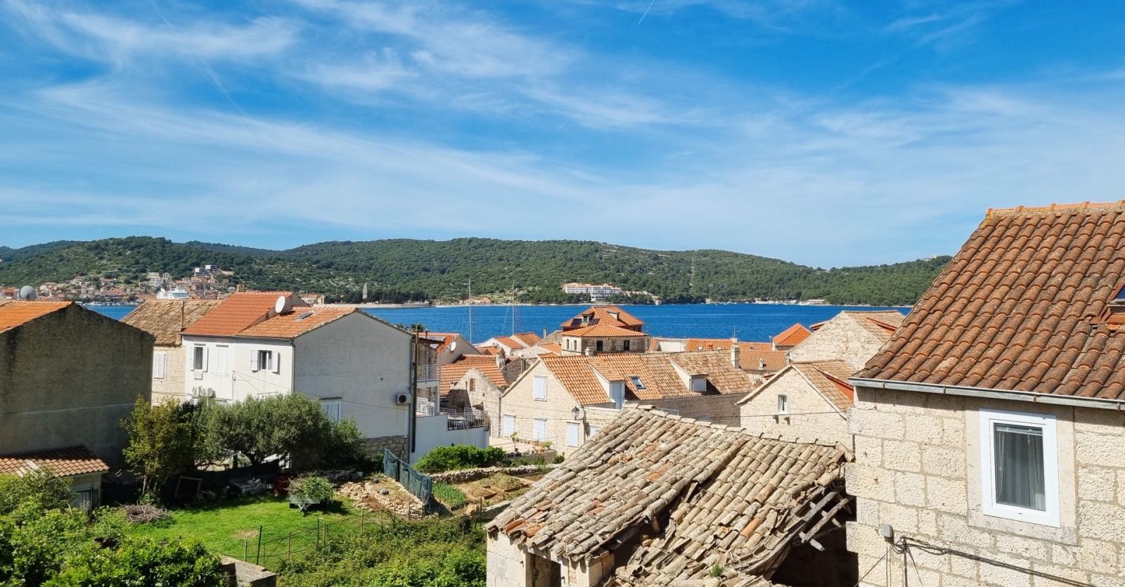 Vis, Kut - kuća s dva dvosobna stana, konobom, vrtom i pogledom (prodaja)