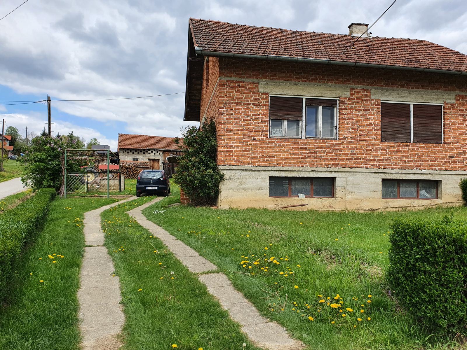 Prodajem kuću sa garažama i štalom u centru Volodera za 45,000 eura ...