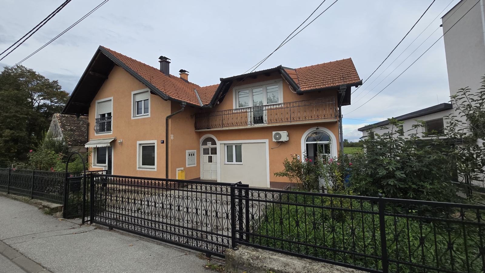 Kuća: Zagreb (Ivanja Reka), 220.00 m2 (iznajmljivanje)