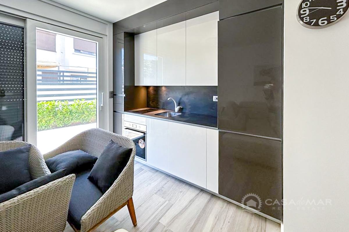 Kvalitetan apartman na 1.katu sa studio apartmanom i okućnicom! (prodaja)