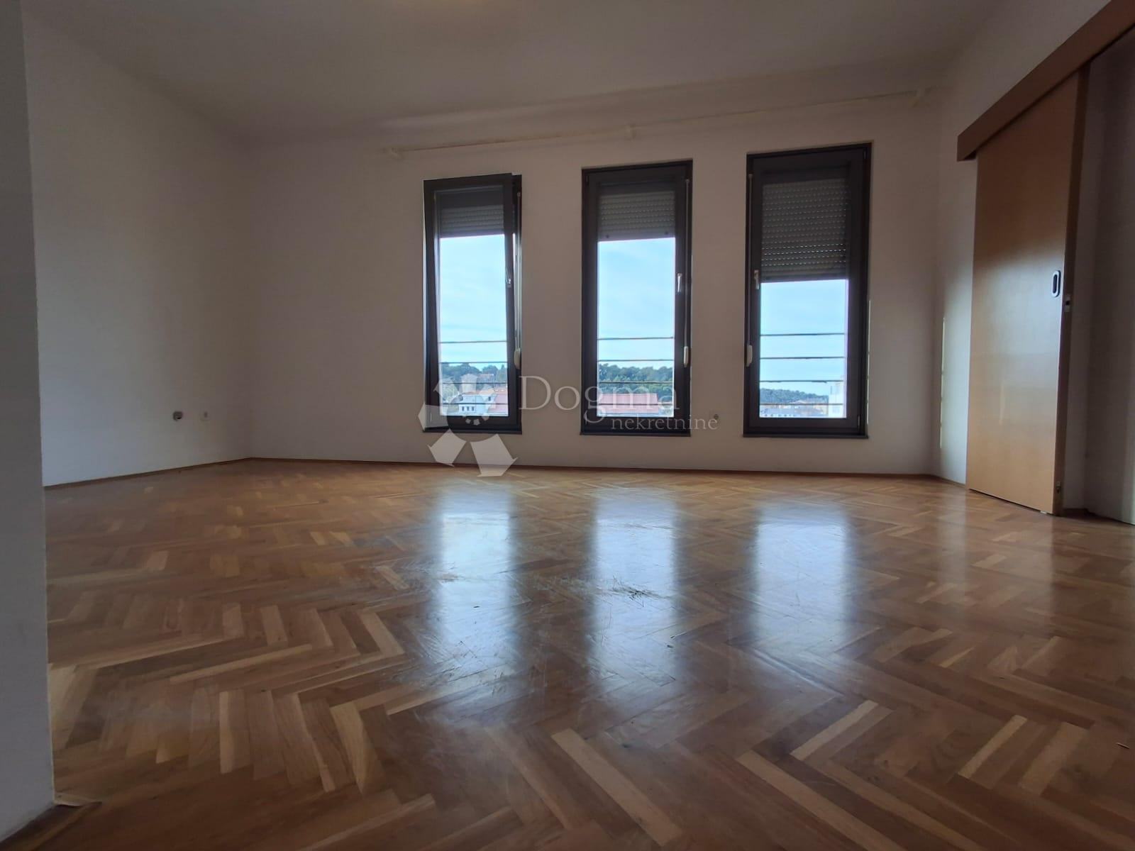 Lijep i funkcionalan stan na top lokaciji u centru Raba (prodaja)