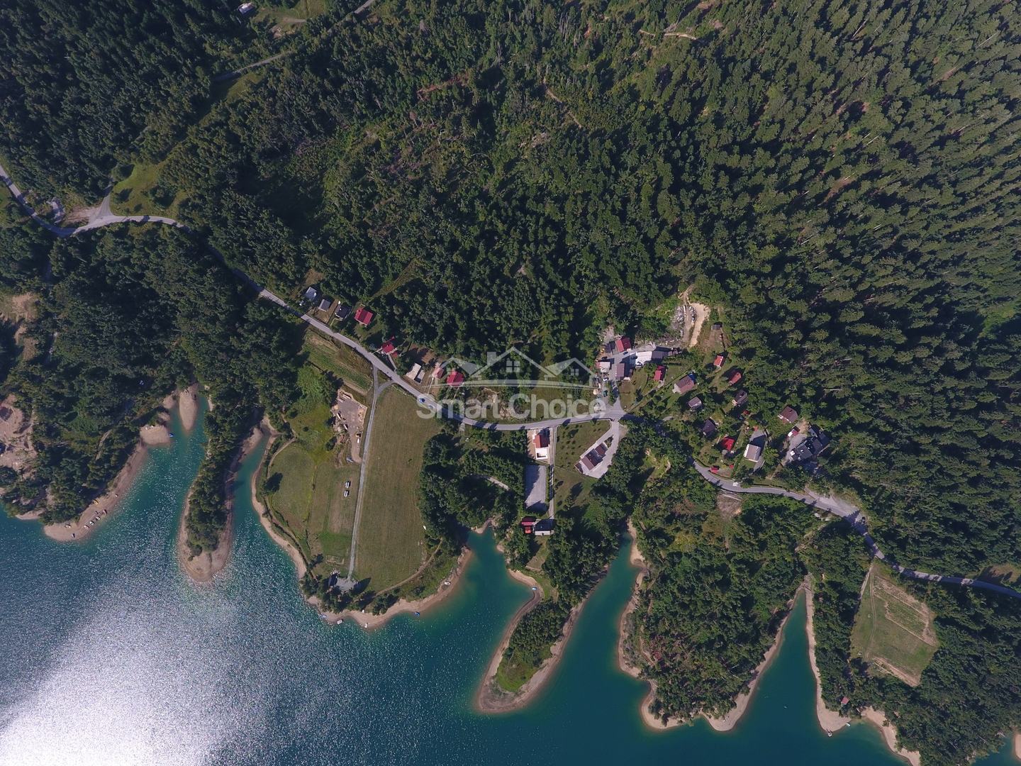 Lokve građevinski teren s pogledom na jezero