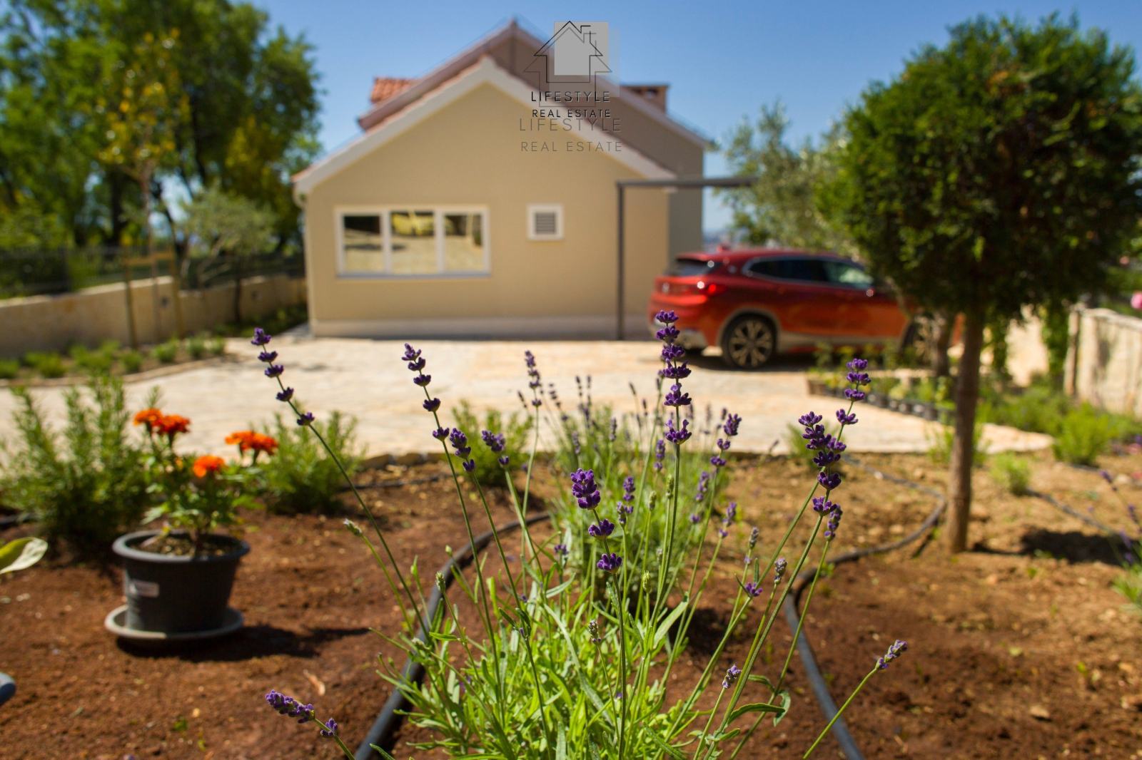 Luksuzna vila s dva bazena nedaleko od Splita (prodaja)