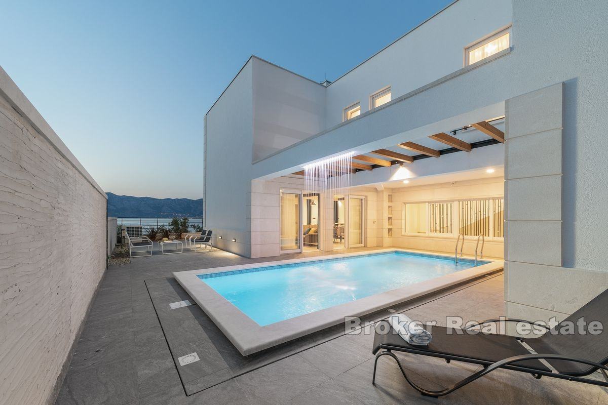 Luksuzna vila na osami u prvom redu do mora (prodaja)