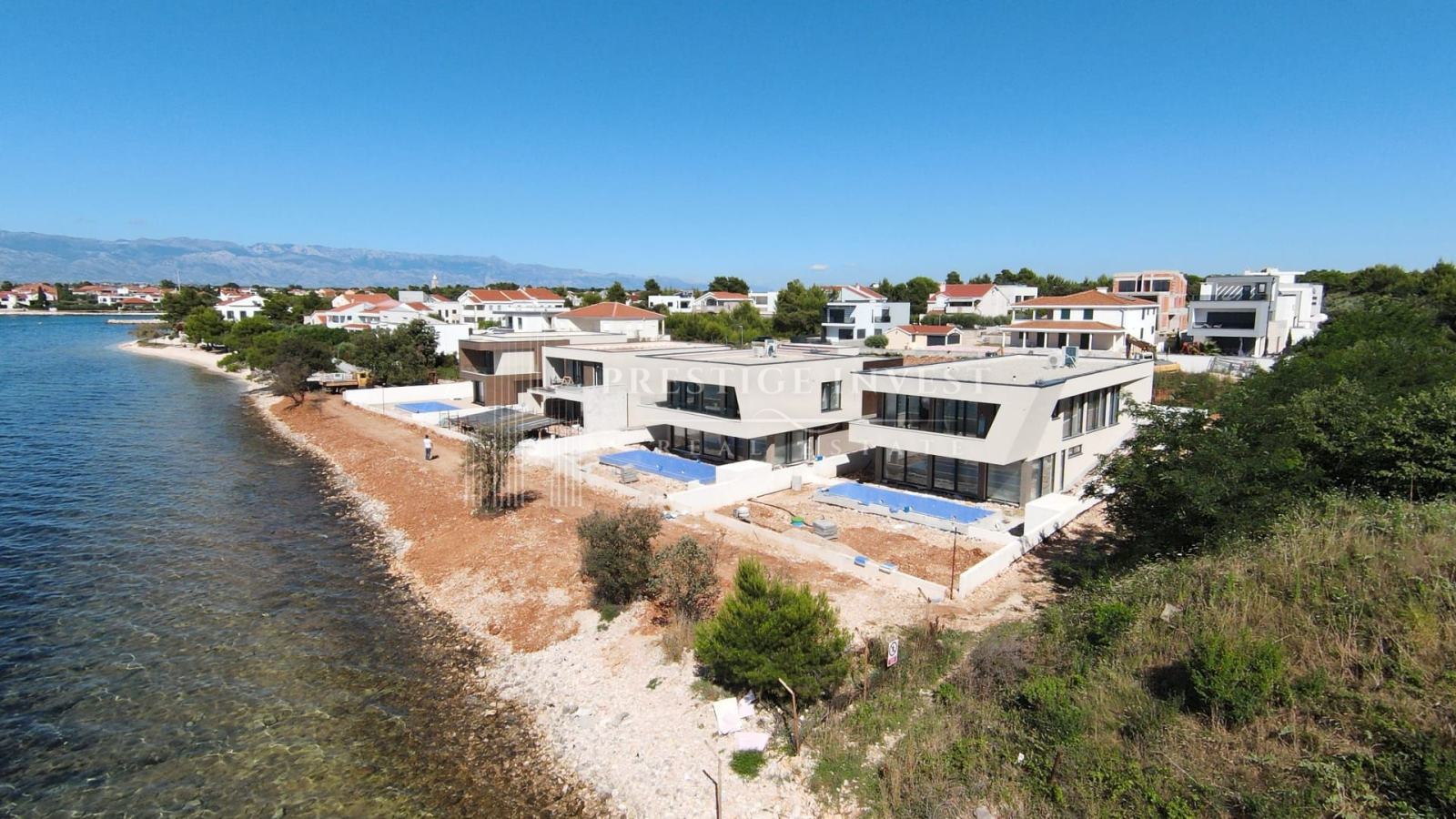 Luksuzna vila prvi red uz more- bazen i garaža (prodaja)