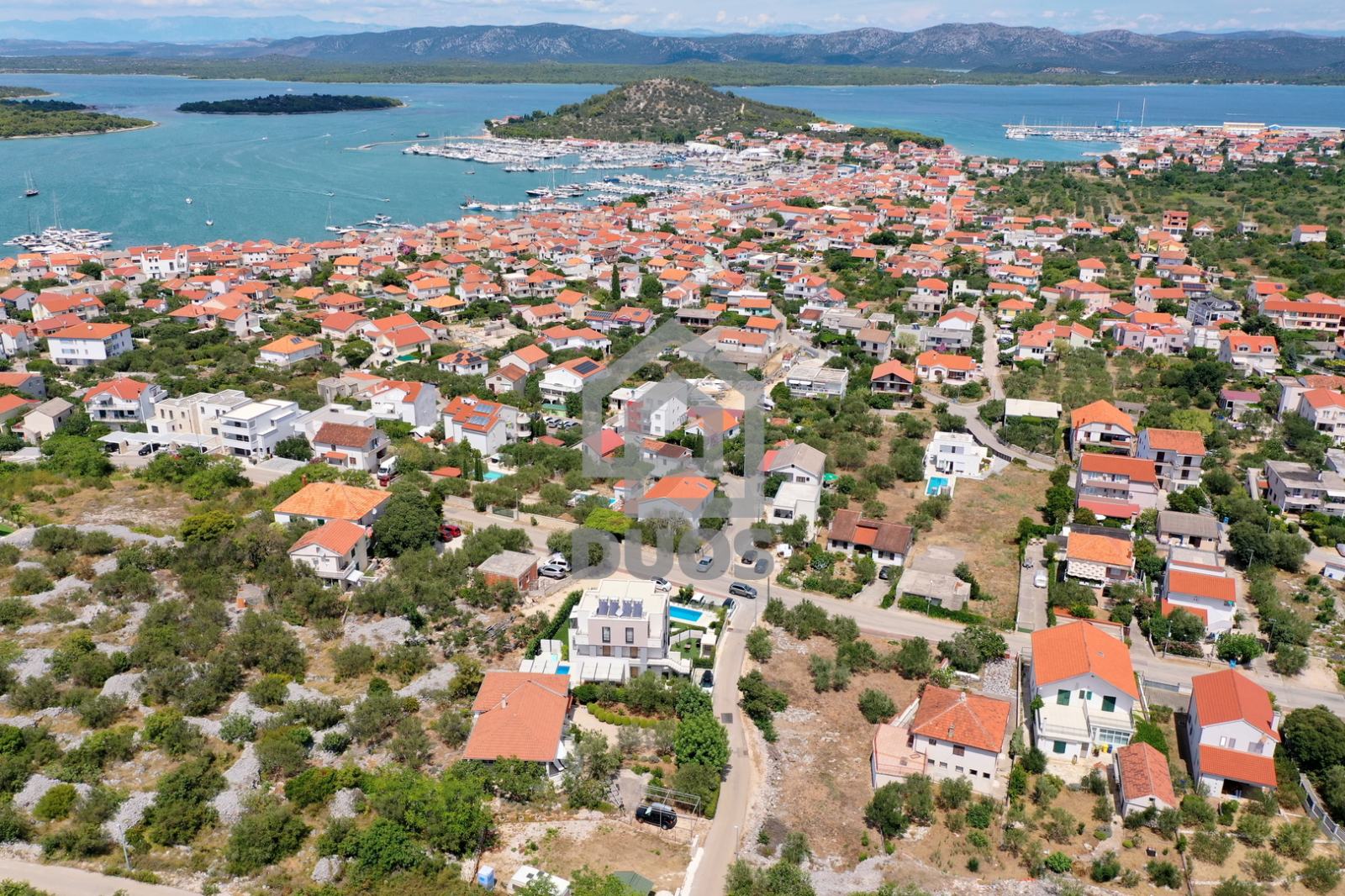 Maleno građevinsko zemljište na otoku Murteru s pogledom na uvalu Murt