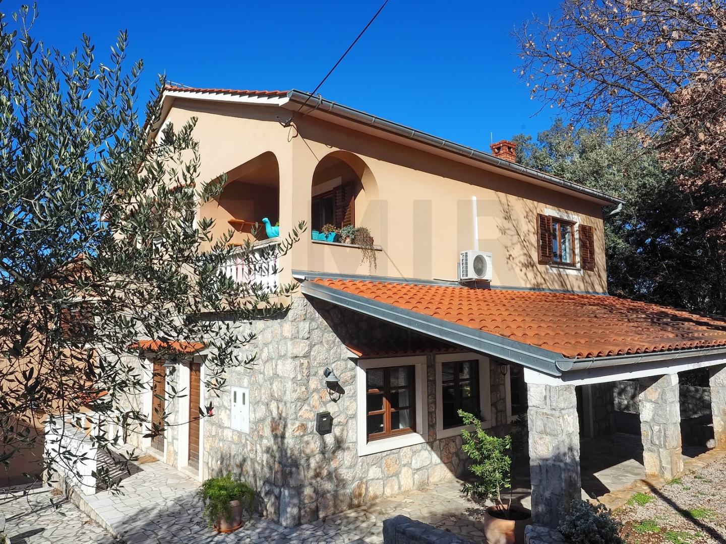 Malinska, dvojna kuća s poslovnim prostorom i stanom, PRODAJA! (prodaja)