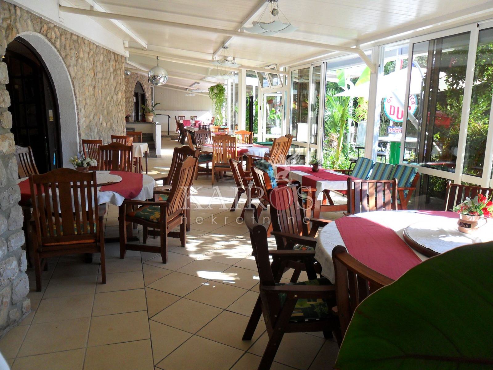 MALINSKA, KUĆA S RESTAURANTOM I 7 APARTMANA (prodaja)