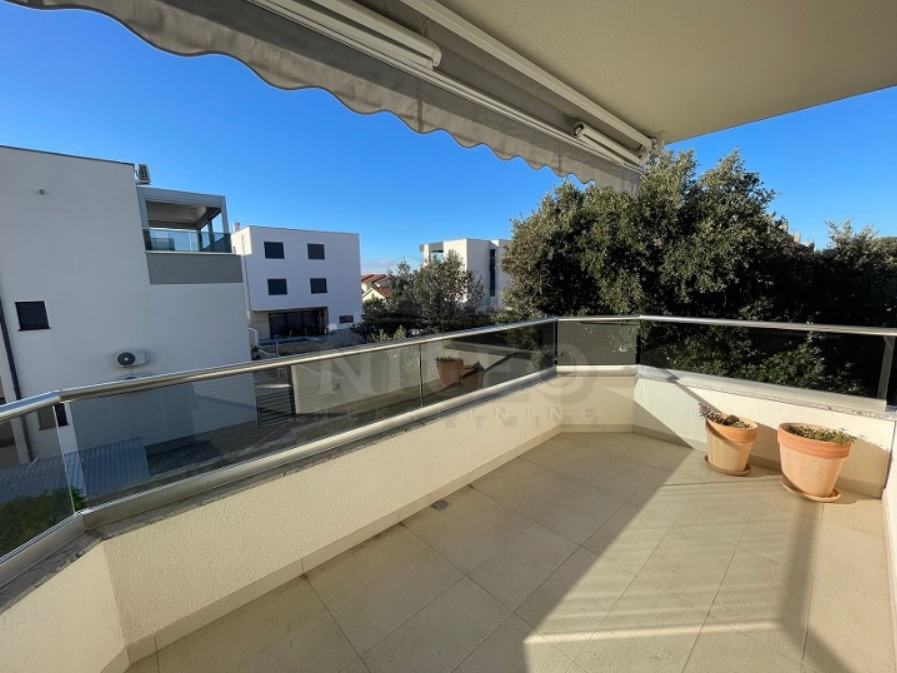 Mandre, 3-sob. apartman 61 m2 na I katu, samo minutu od plaže