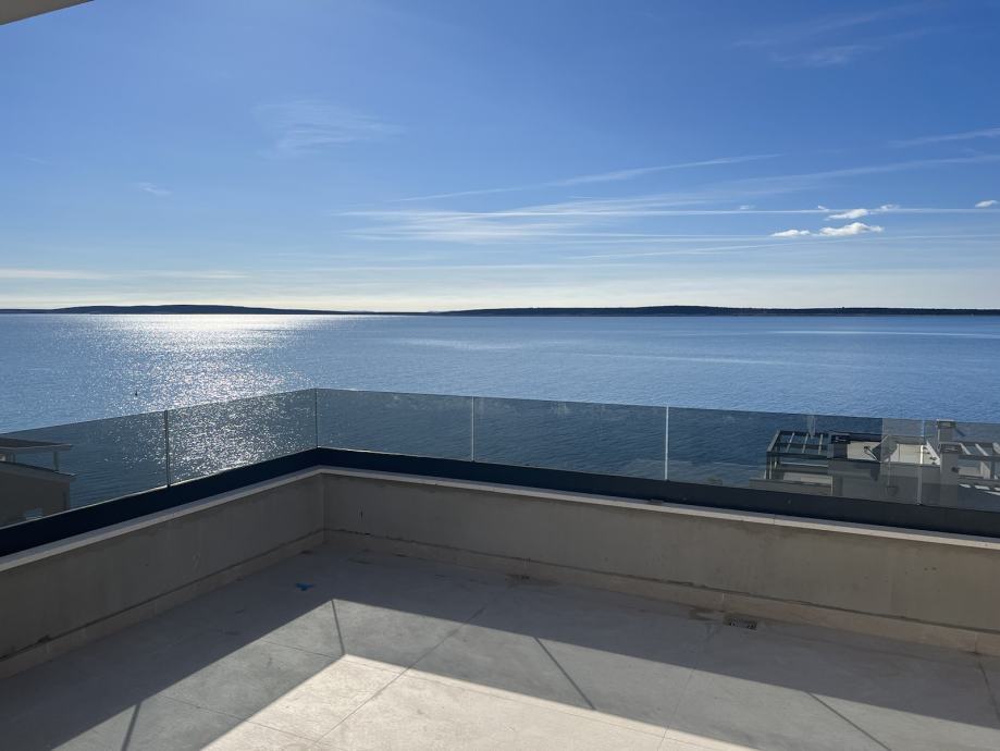 Mandre, luksuzni apartman 80m2, samo 40 m do mora, 2. red, POGLED!!!