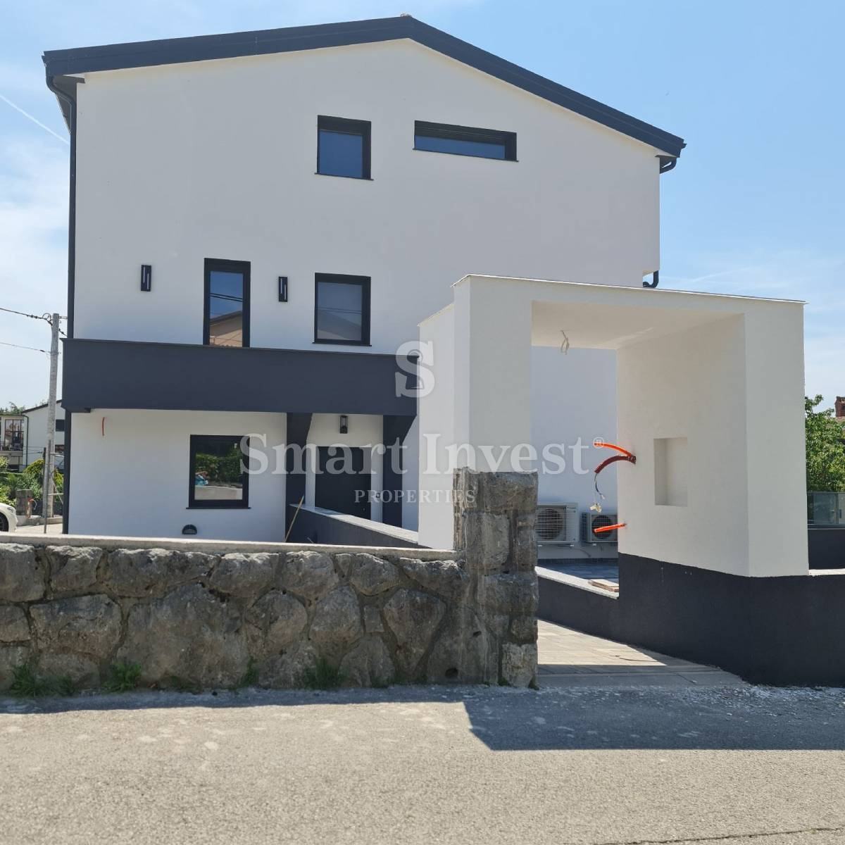 MARINIĆI, dvoetažan stan s dvorištem i pogledom u novogradnji (prodaja)