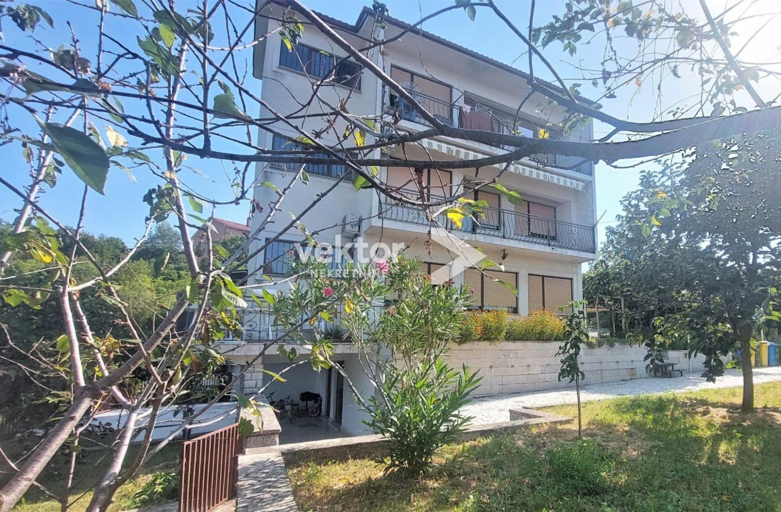 Marinići, kuća sa četiri stambene jedinice i velikom okućnicom (prodaja)