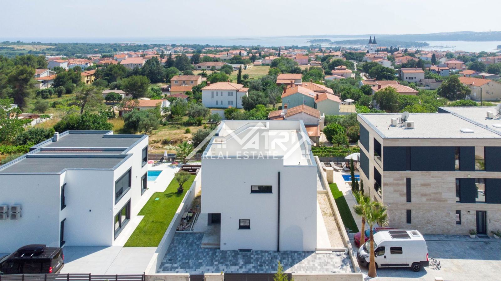 Medulin, luksuzna vila sa bazenom i pogledom na more (prodaja)