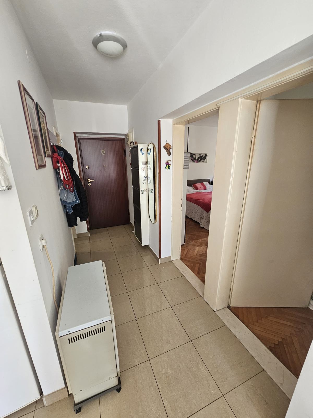 MEJE prostran stan sa mnogo potencijala (prodaja)