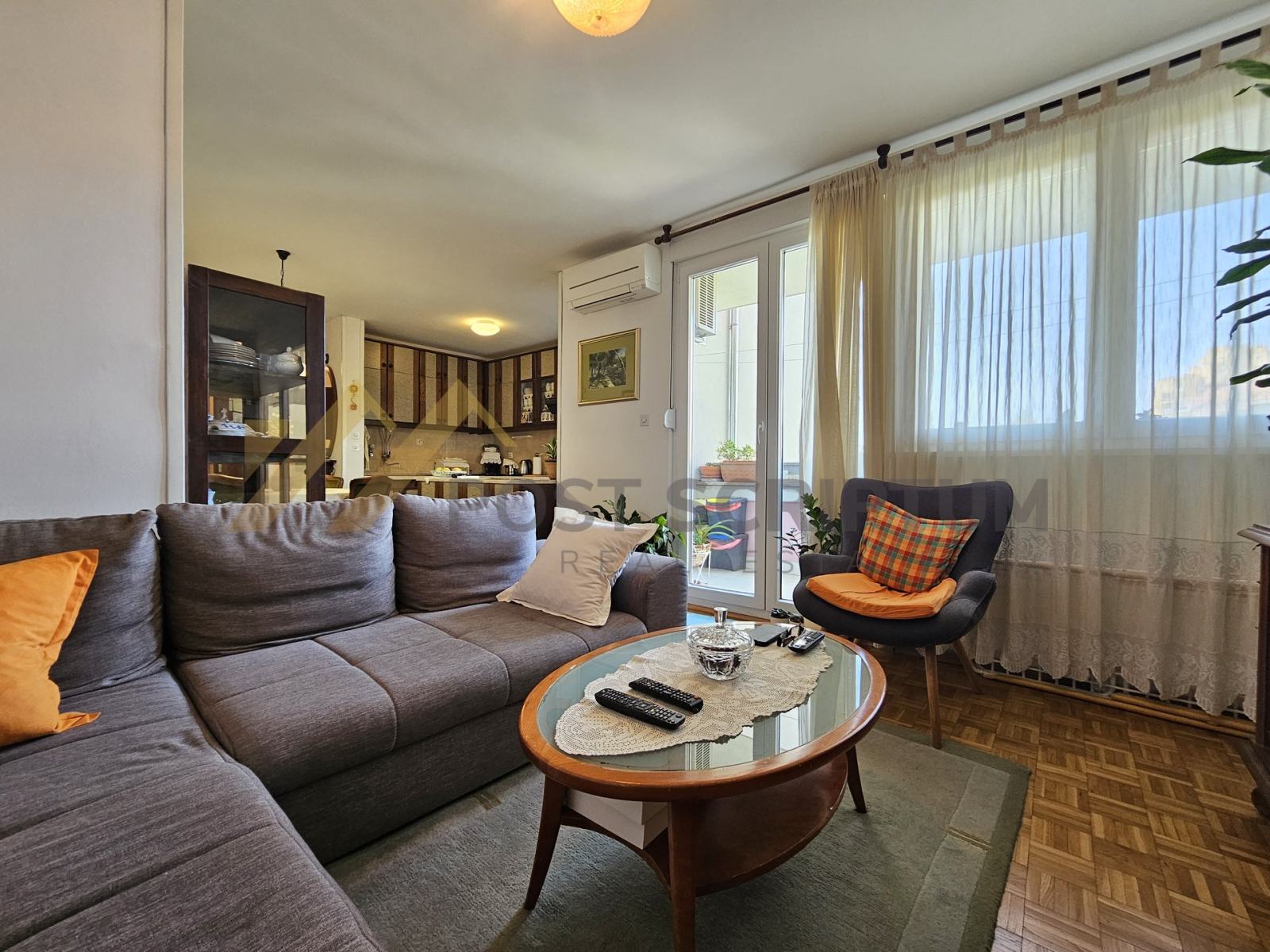 MERTOJAK, UREDAN I ODRŽAVAN TROSOBAN, POGLED NA PARK (prodaja)