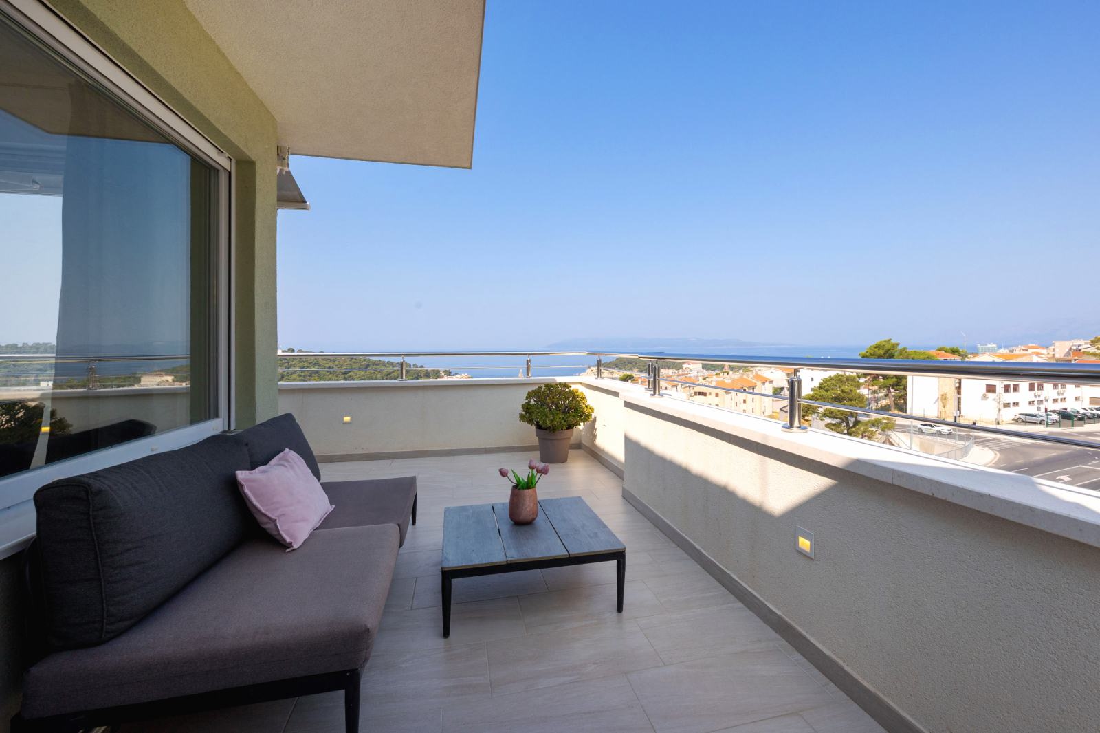 NOVO!! Moderan dvosoban stan s velikom terasom i pogledom na more (prodaja)