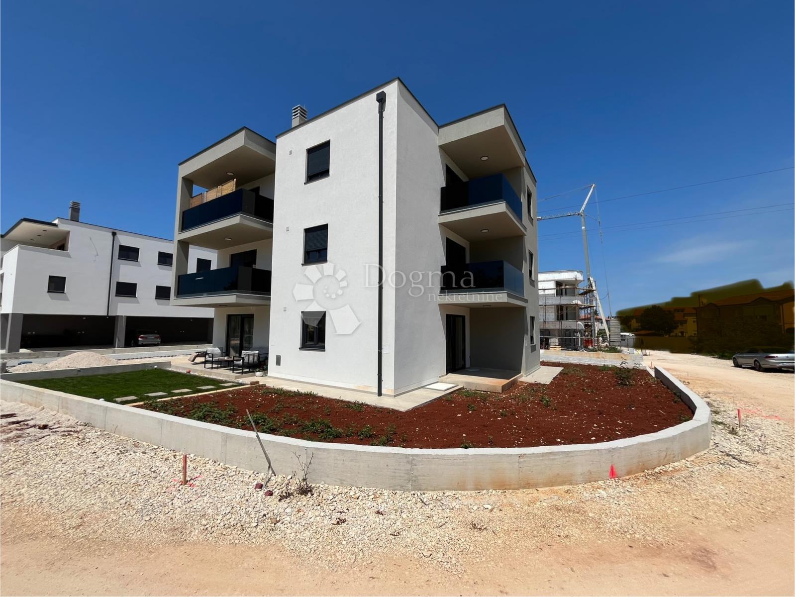 MODERAN STAN SA DVORIŠTEM, UMAG OKOLICA (prodaja)