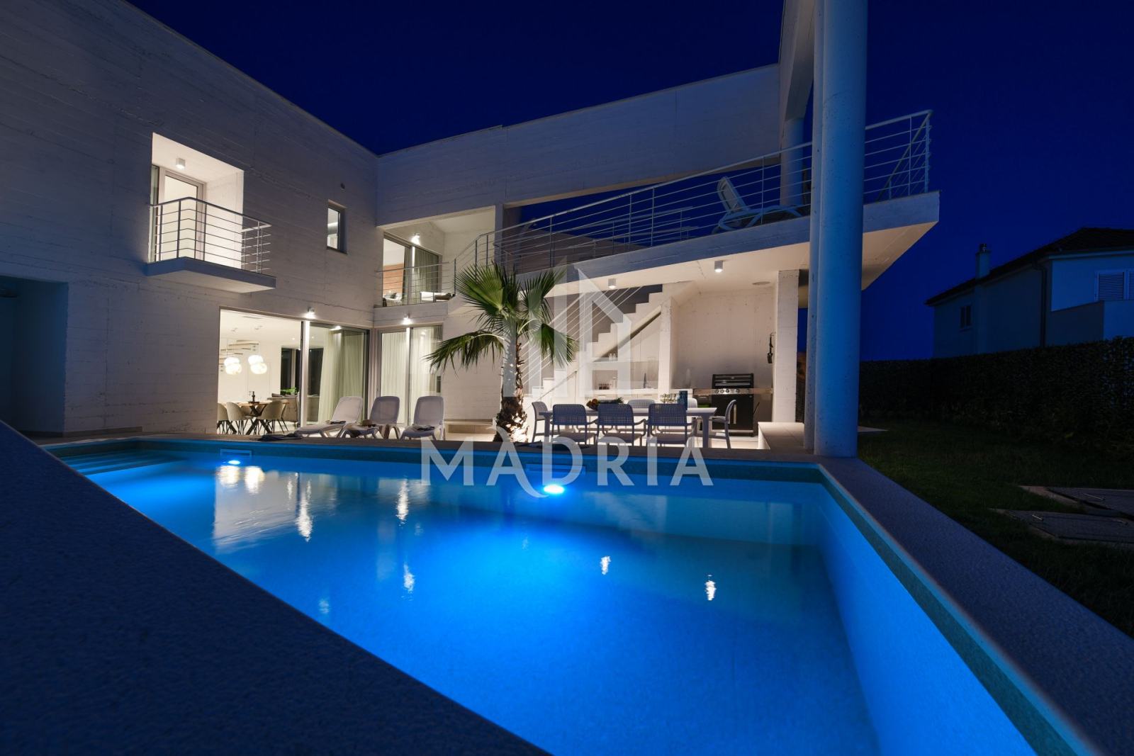 Moderna luksuzna vila, panoramski pogled, bazen (prodaja)