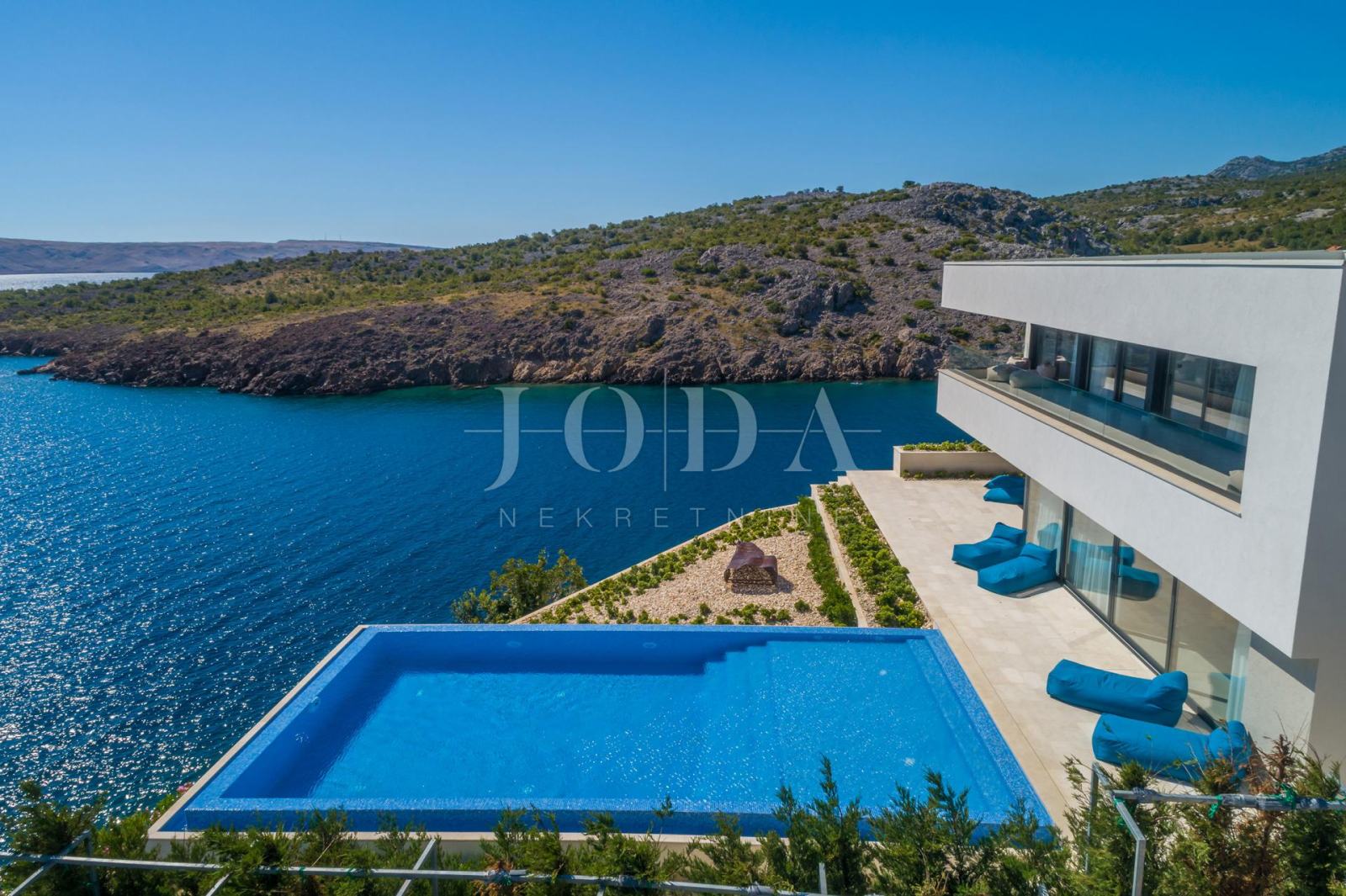 Moderna vila prvi red do mora (prodaja)