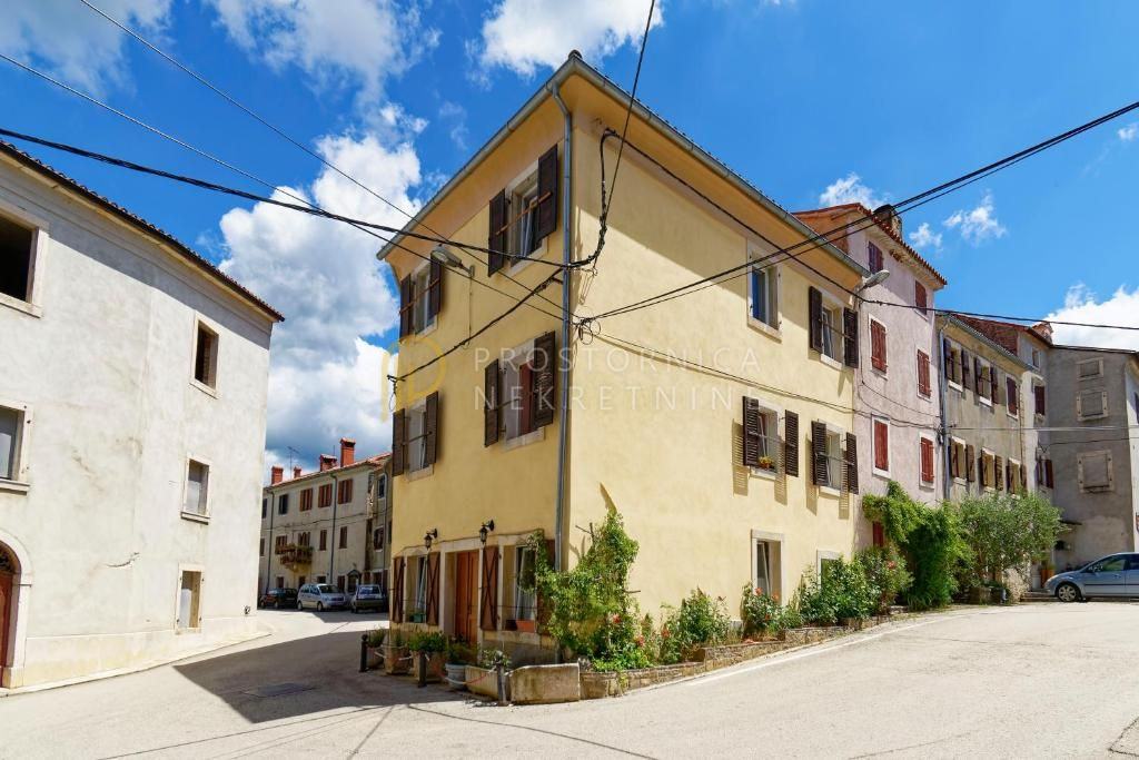 Istra, Momjan, kuća u centru s 3 stana, prilika za investiciju! (prodaja)