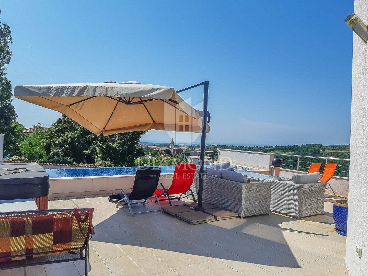 Momjan, villa sa bazenom i predivnim pogledom (prodaja)