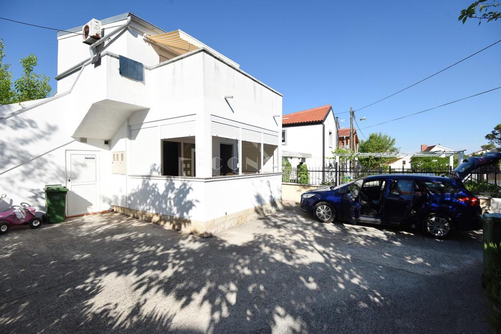 Nin, centar, apartman 2S+DB sa okućnicom, 200 m od mora