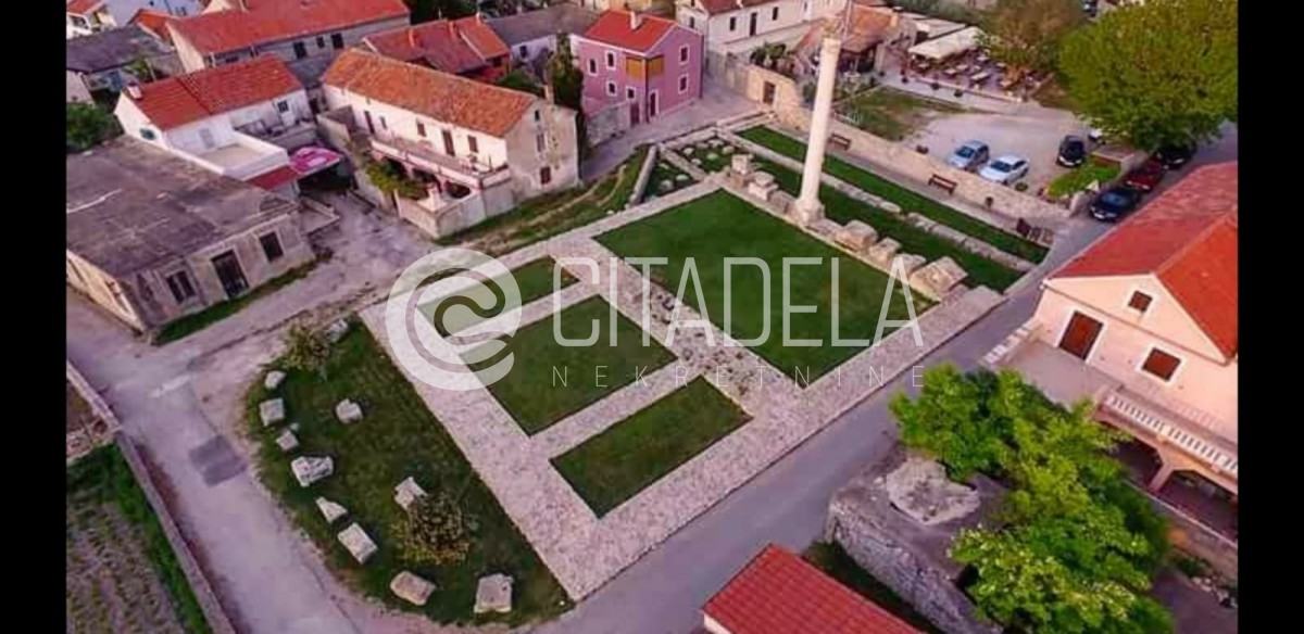 Nin, centar - kuća pored ostataka rimskog hrama, 220 m2 (prodaja)