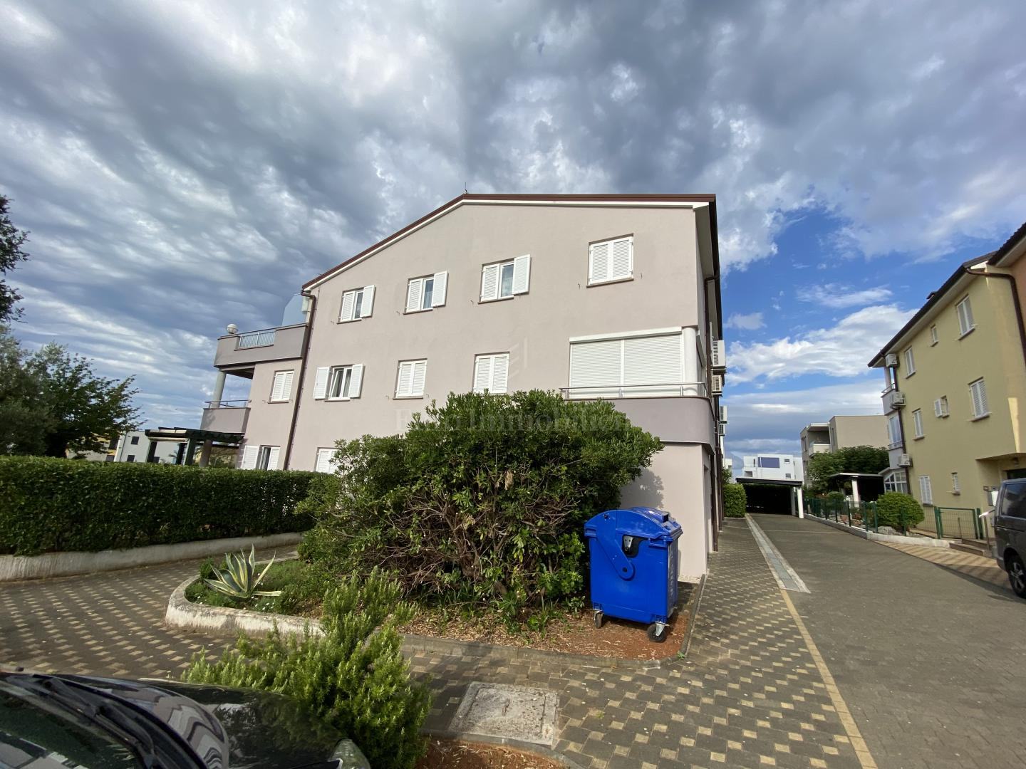 Novigrad - dvosoban stan na prvom katu s garažom (prodaja)