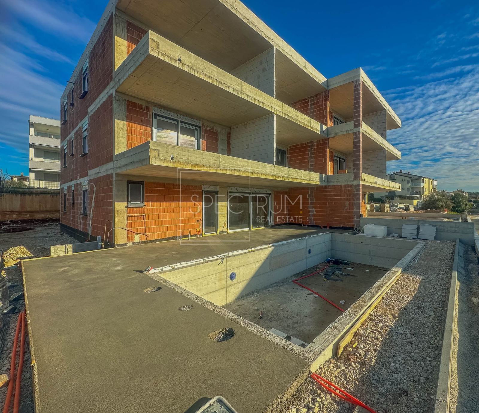 Novigrad, moderan stan u prizemlju sa bazenom (prodaja)