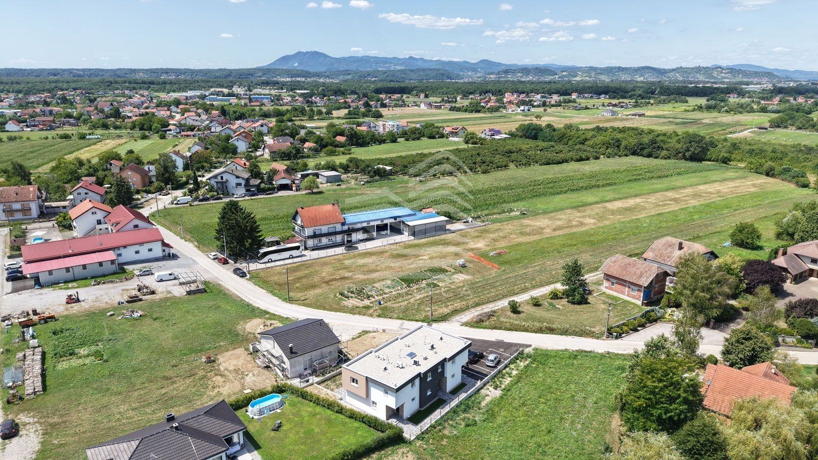 Novogradnja, Stupnik, kuće u nizu 4sobne s vrtom (prodaja)