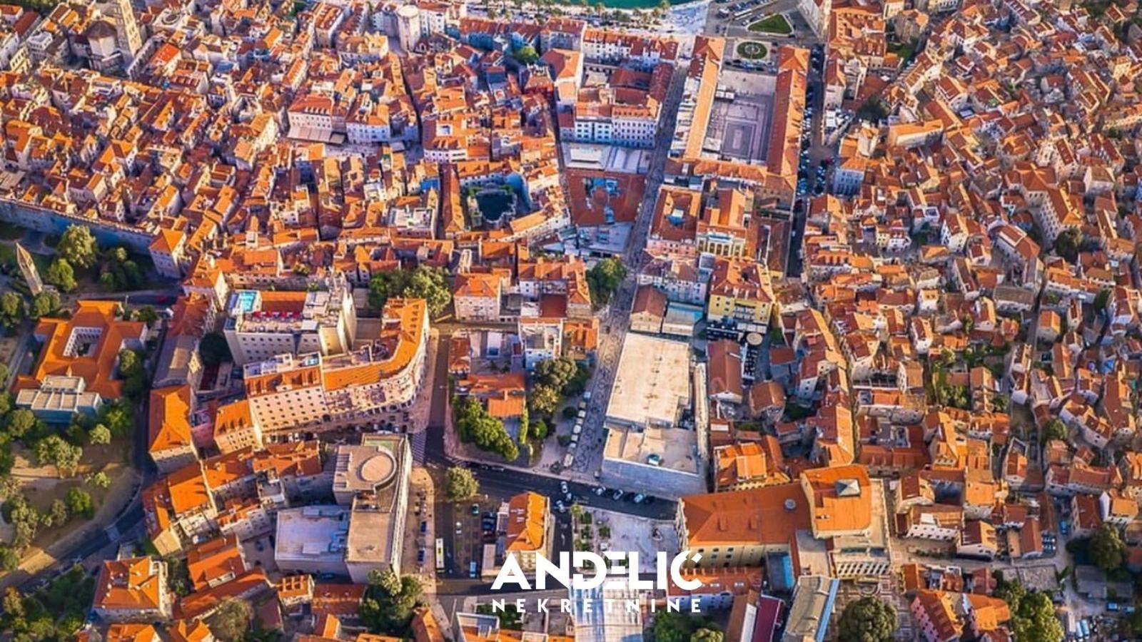 NOVOUREĐEN DVOSOBAN STAN - CENTAR SPLIT (prodaja)